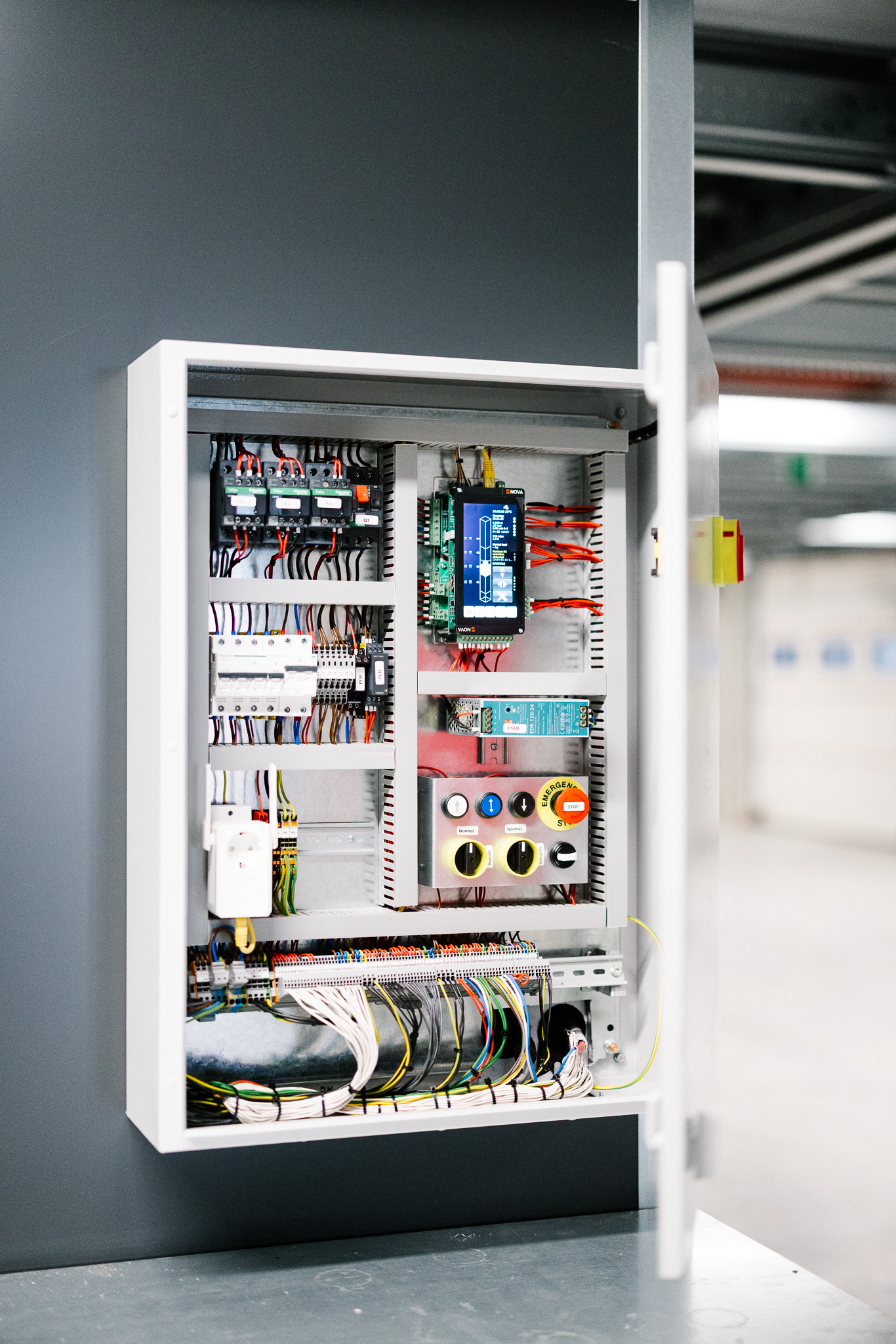 Cargo Lift Controllers that Enhance Service Speed - Paradislifts
